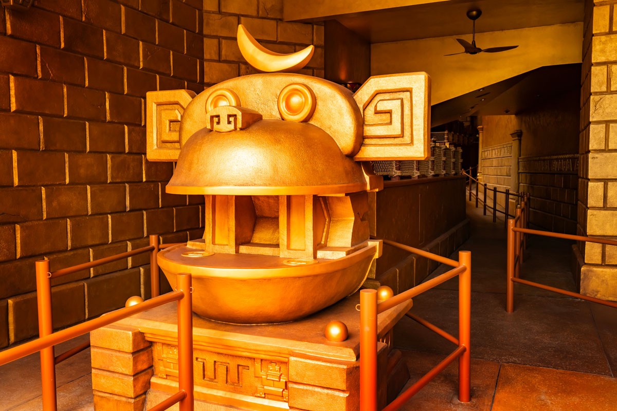 File:SNW MCM queue statue.jpg - Super Mario Wiki, the Mario encyclopedia